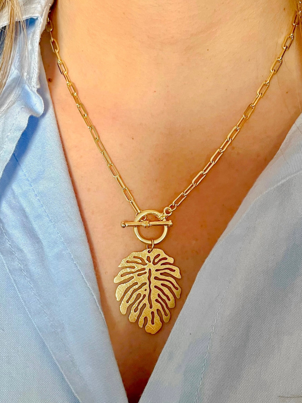 Collar con hoja calada dorada y cierre ancla enchapado en oro – Joyas MAF